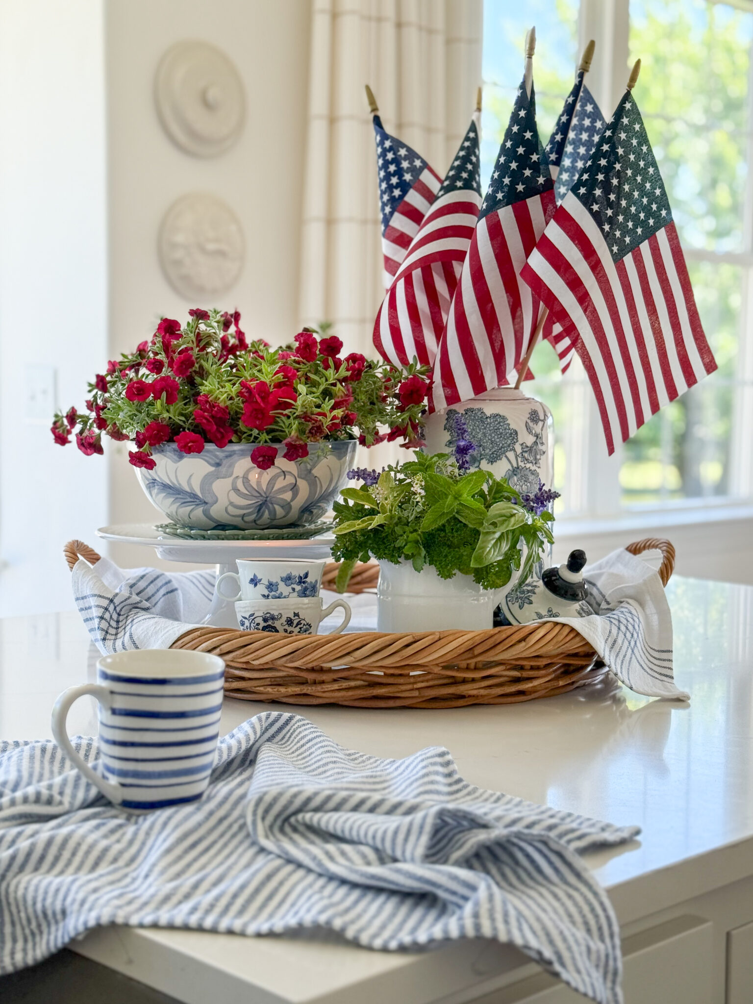 3 Easy Patriotic Arrangements With American Flags For Any Style Room ...